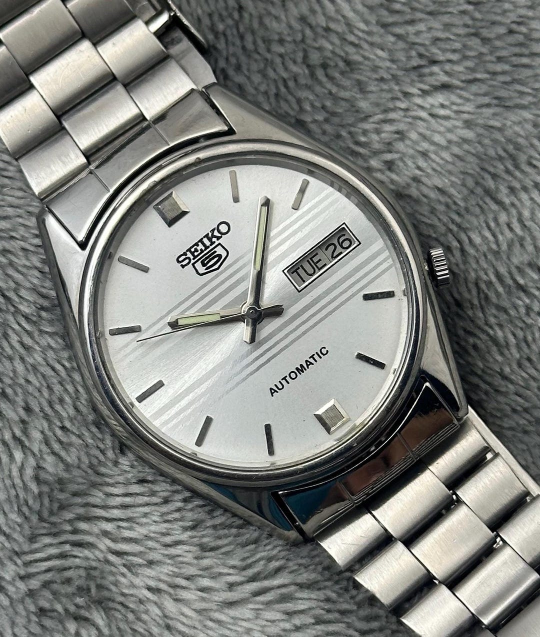 Vintage Seiko 5 Automatic Silver Dial With Silver Case Day/date Caliber ...