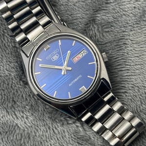 Vintage Seiko 5 Automatic Blue Dial With Silver Case Day/date Caliber ...
