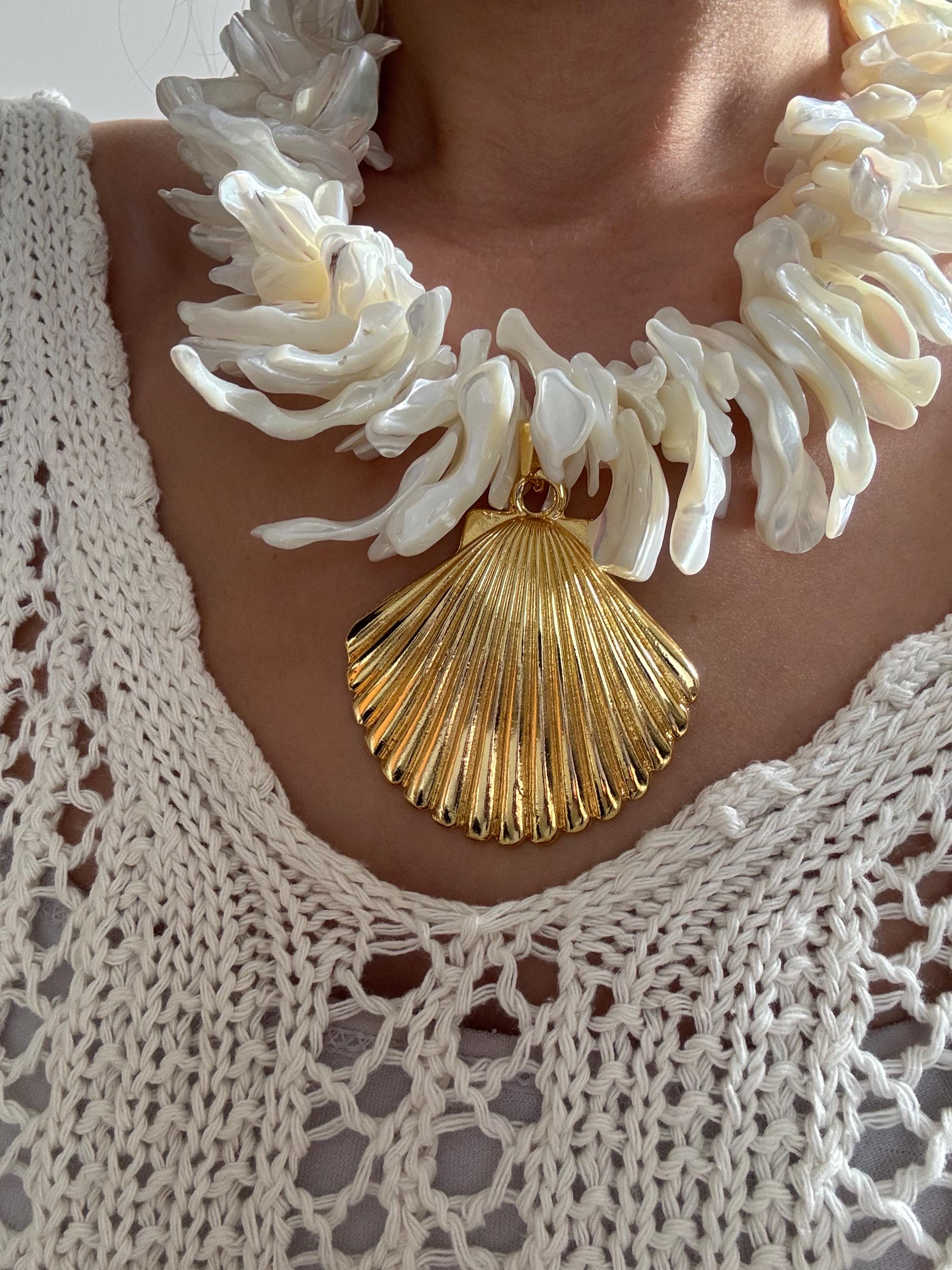 Gold Tone Seashell Necklace, Natural Shell Pendant Necklace, Oversized ...