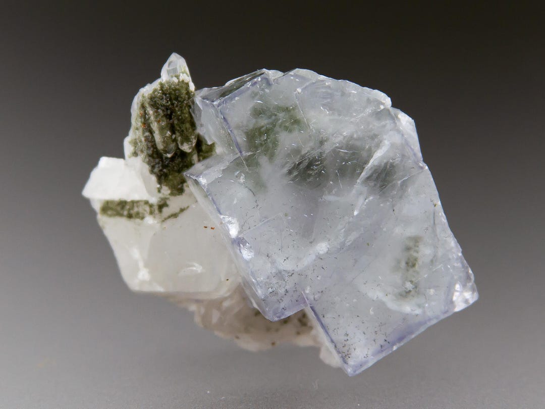 Edge-zoned Fluorite With Blue Zoning and Chlorite-coated Quartz ...