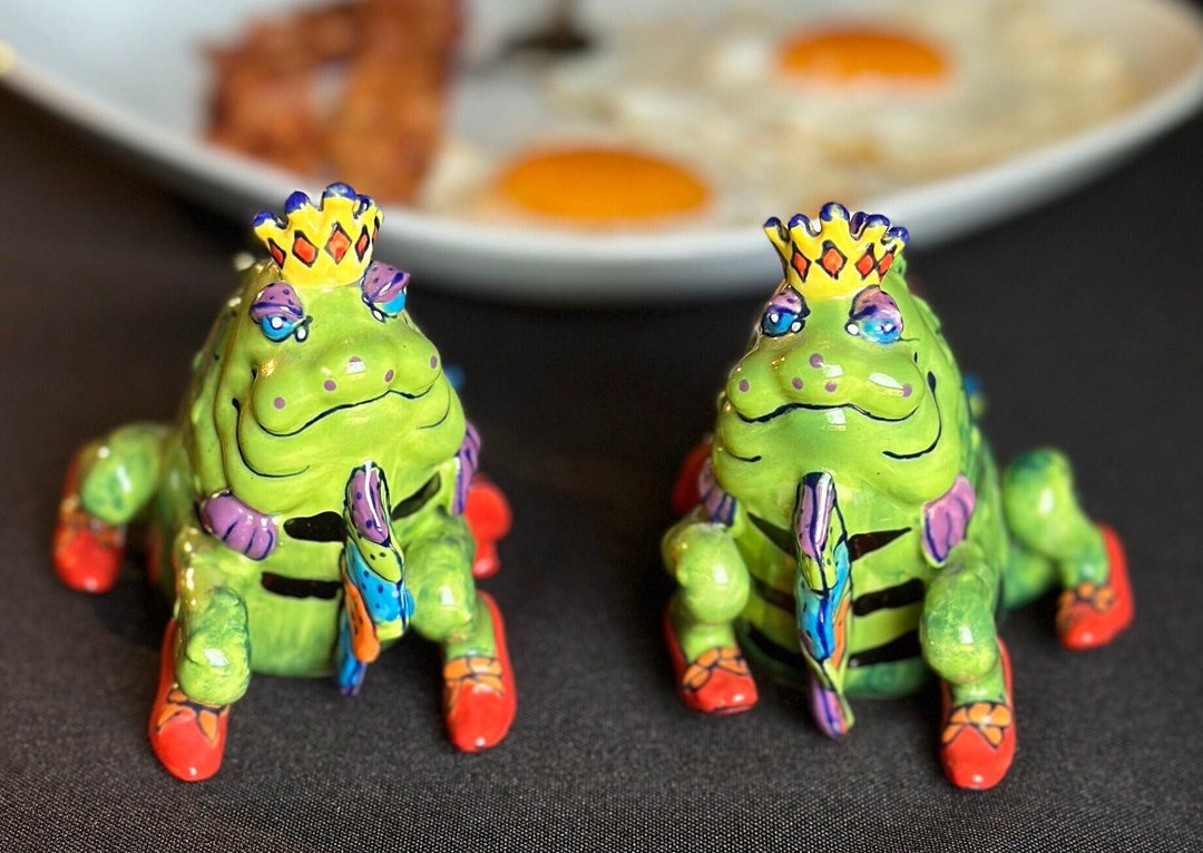 Green Salt and Pepper Shakers/collectible Hand Painted Ceramic Iguanas ...