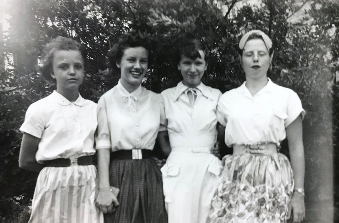 Wanda's Got Her Eyes Closed - 1954 Snapshot of Girls From Vacation ...