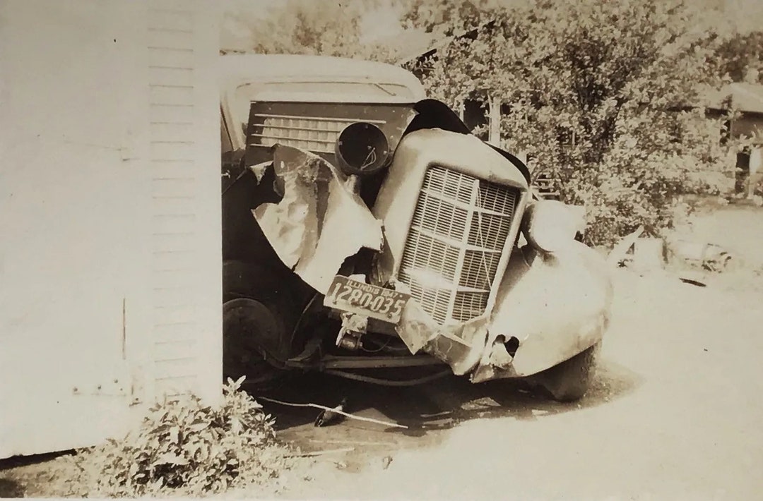 Original 1947 Snapshot of Smashed-up Car Wreck Mid-century Car Accident ...