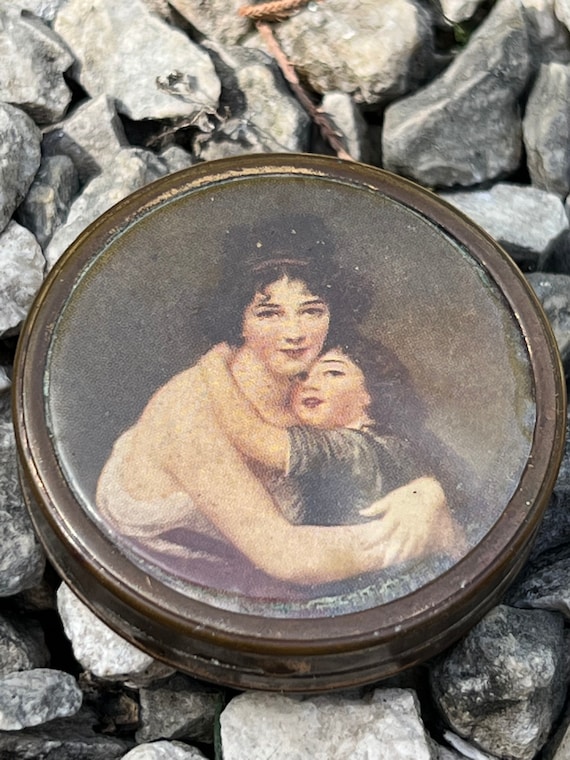 Vintage dubarry powder compact - Gem