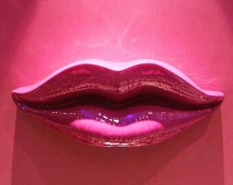 Wall Lip Statue - Etsy