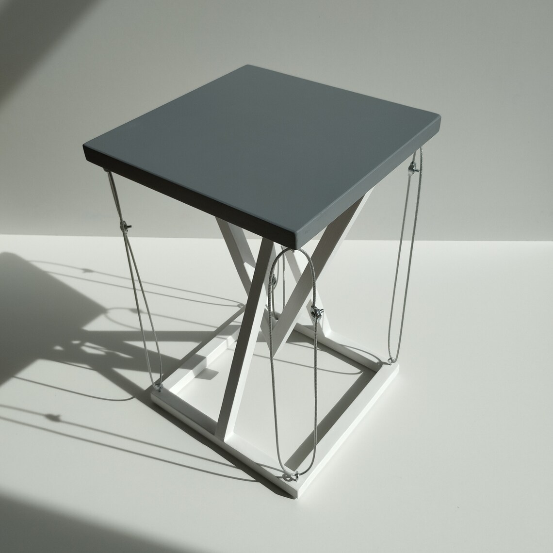 Table de tenségrité (table flottante, table magique, table bancale ...