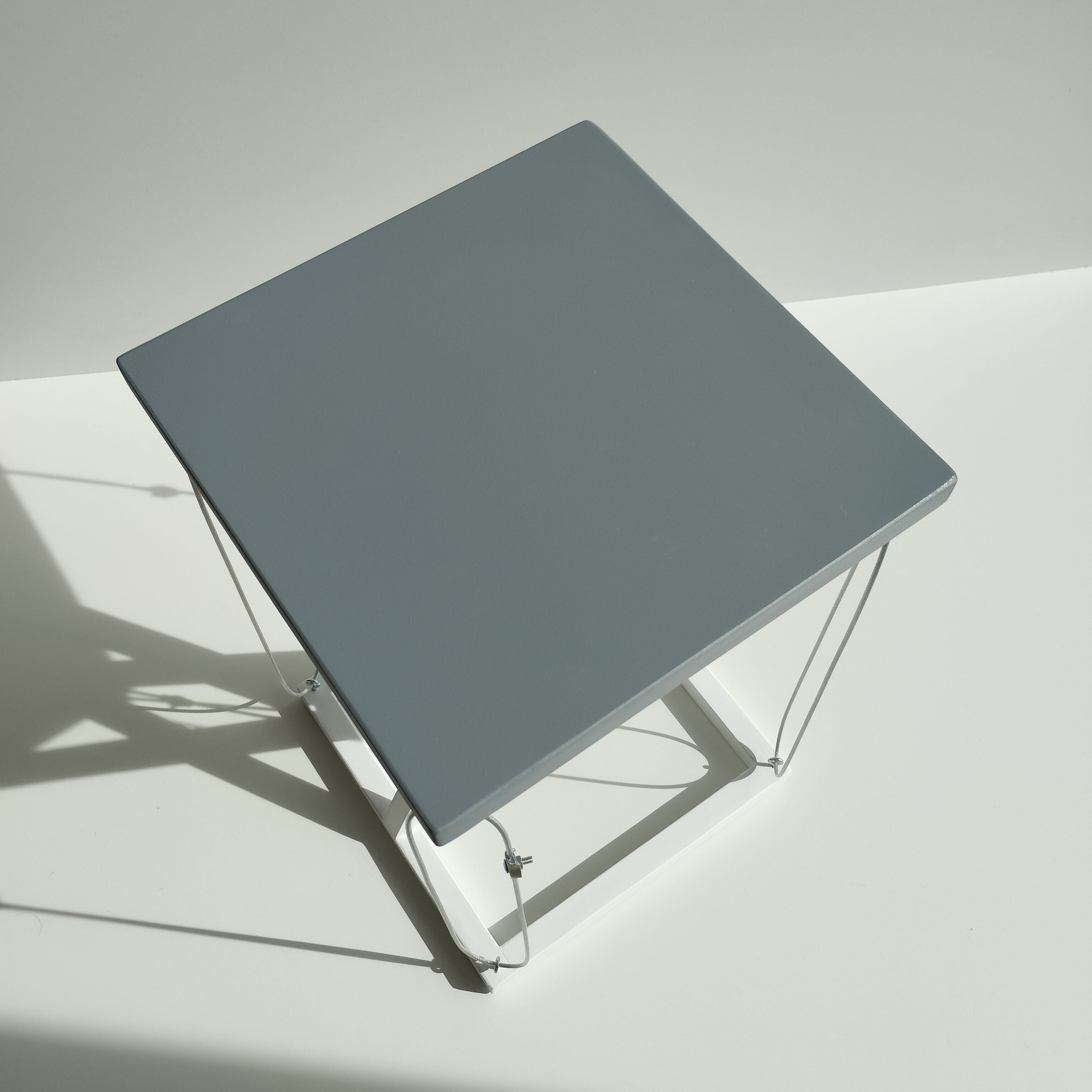 Table de tenségrité (table flottante, table magique, table bancale ...