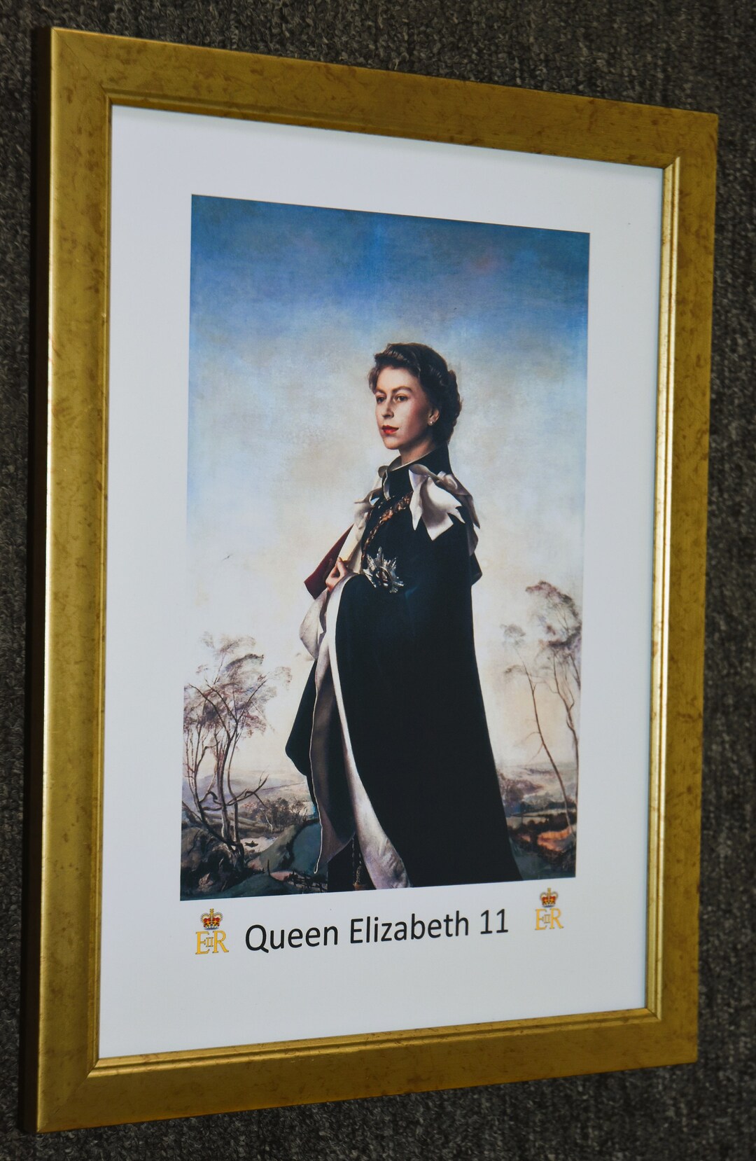 Quality QUEEN ELIZABETH 11 Official Portrait Gold FRAMED Glass Fronted ...