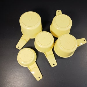 Vintage Measuring Cups 1970's Tupperware Graduated Measuring Cups ...
