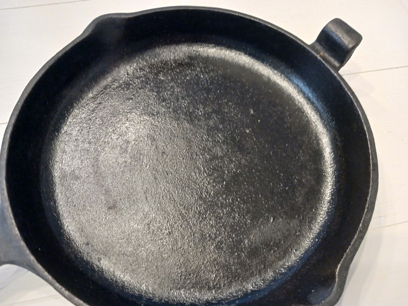 Vintage Cast Iron Skillet - Taiwan Stamped, 9 1/2" Diameter Cookware - Etsy