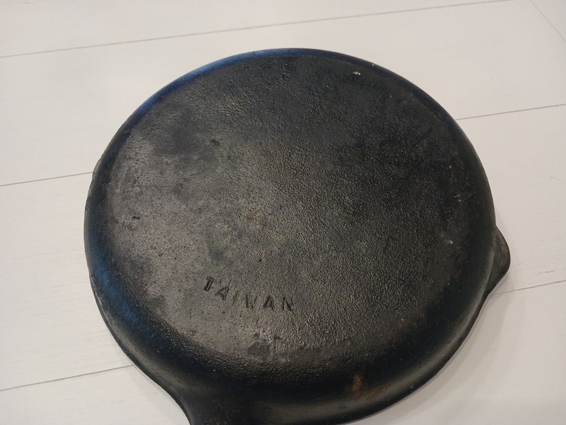 Vintage Cast Iron Skillet - Taiwan Stamped, 9 1/2" Diameter Cookware - Etsy