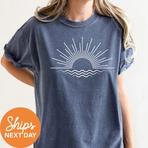 Retro Ocean Sun Tee, Nature Graphic T-shirt, Womens Summer Tee, Sunrise ...