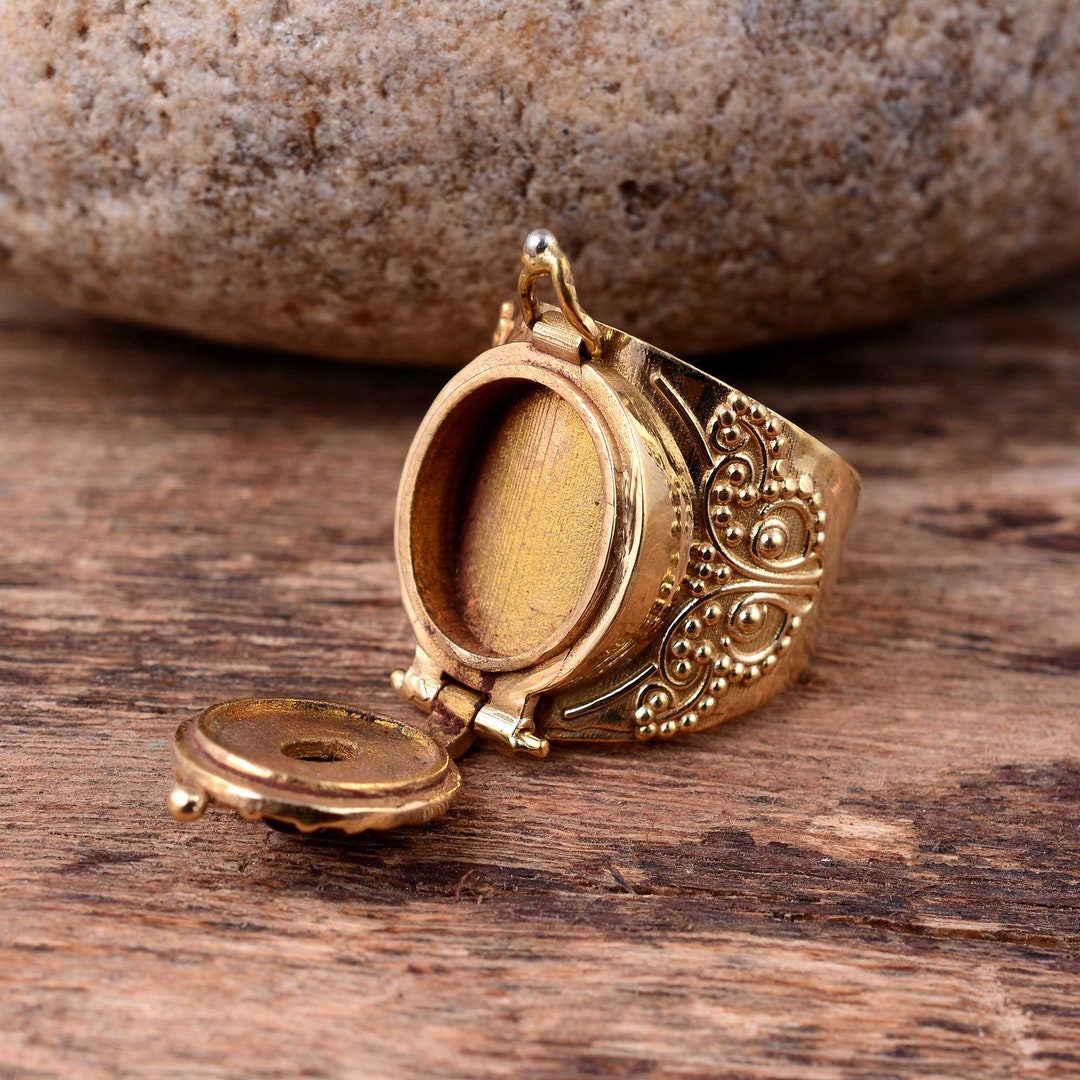 Amethyst Poison Ring, Secret Compartment Ring, Snuff Ring, Pill Box ...