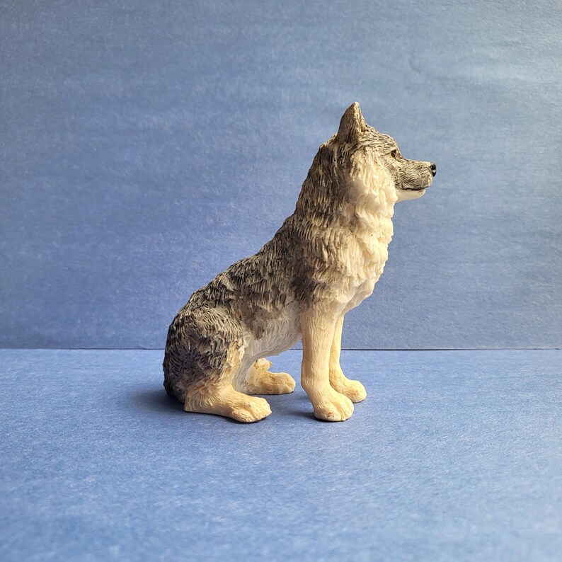 Vintage Sitting Gray Wolf Figurine/realistic Details & Lifelike Design ...