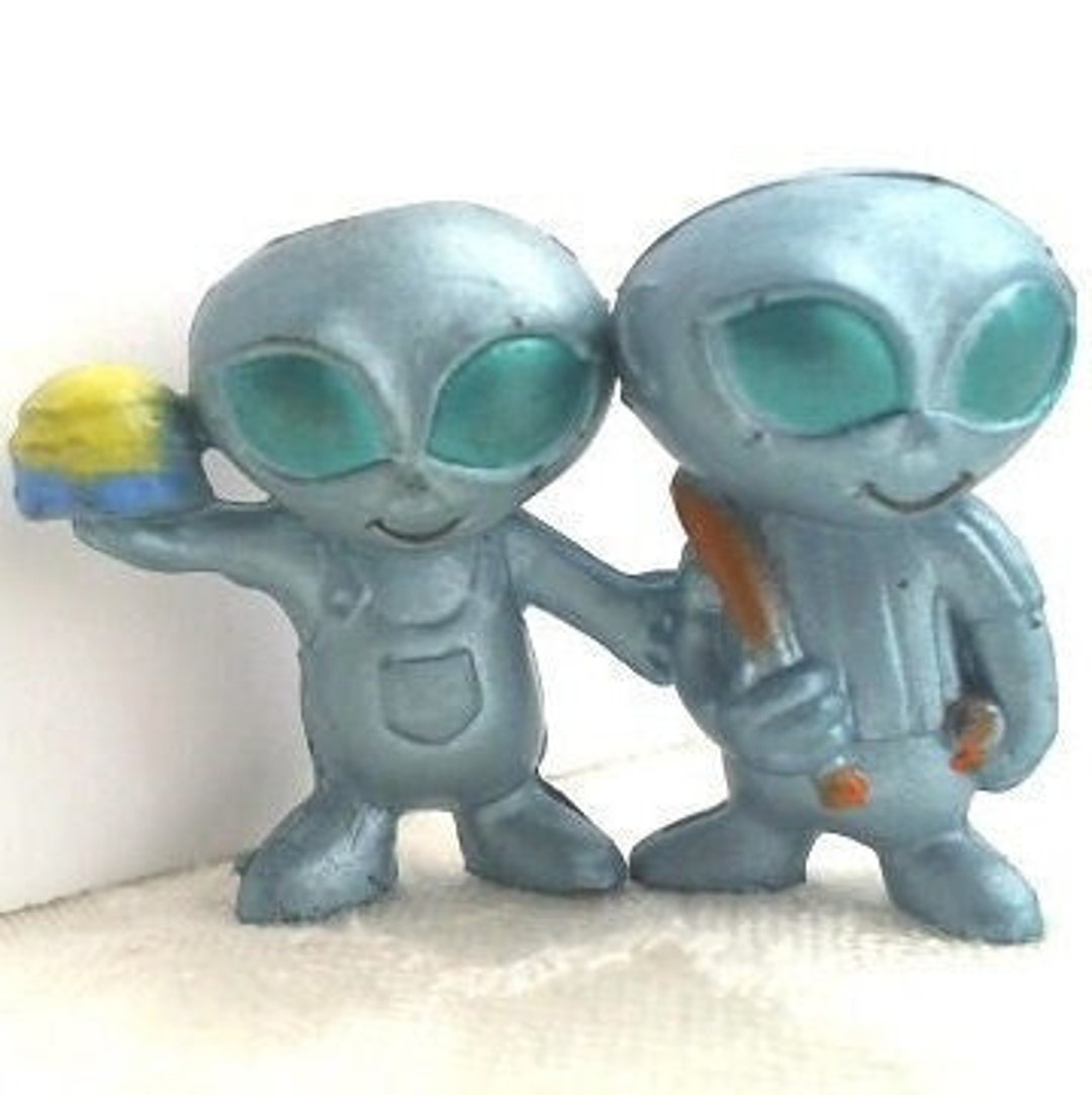 VINTAGE Two Cute Friendly Blue Space Aliens (1) Holding a Cake (2 ...