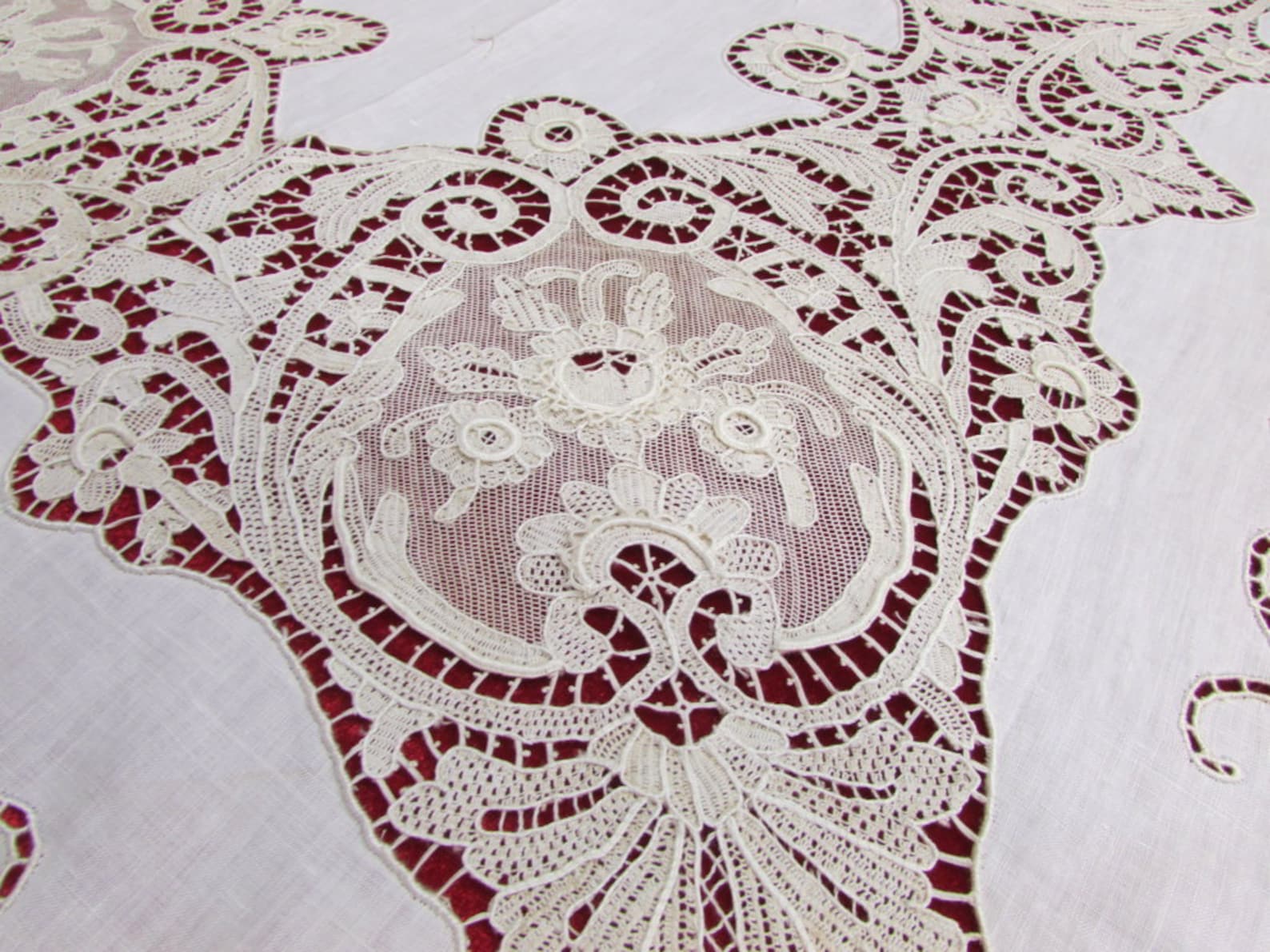 Ivory Linen Tablecloth, New From the 70s With Rich Burano Lace Inserts ...