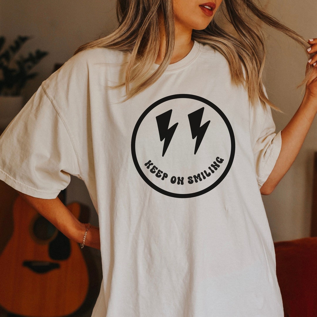 Keep on Smiling Shirt, Comfort Colors T-shirt, Trendy Oversized Smiley ...
