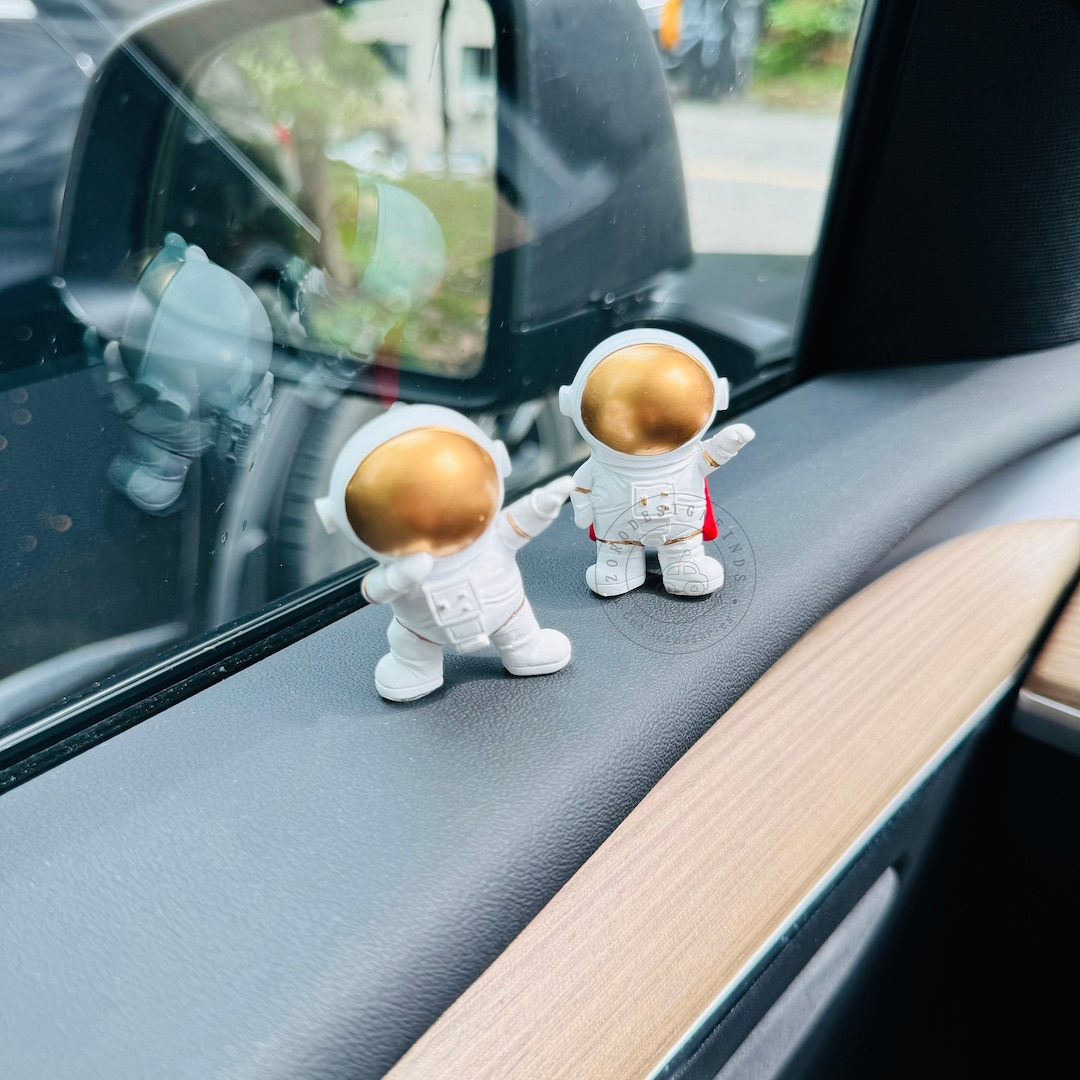 Creative Astronaut Car Rearview Mirror Decor, Spaceman Car Ornament ...