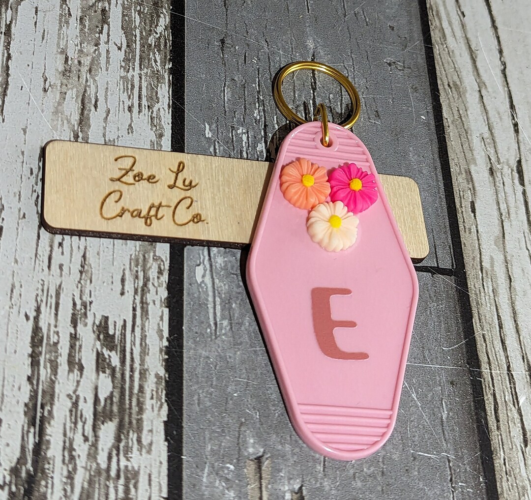 Letter E Floral Retro Motel Keychain - Etsy