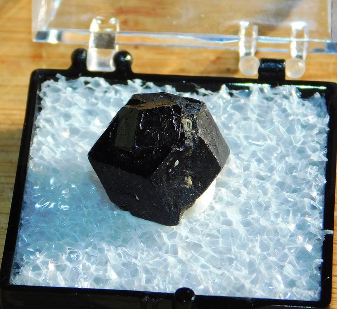 Magnetite Crystal Mineral Specimen - Etsy