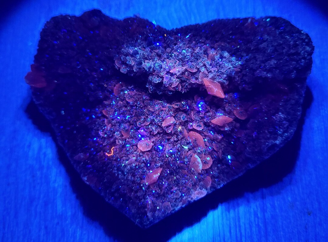 UV Reactive Calcite Heart - Etsy