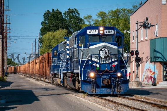 Lake State Railway LSRC EMD GP40 Train Street Running Alpena - Etsy