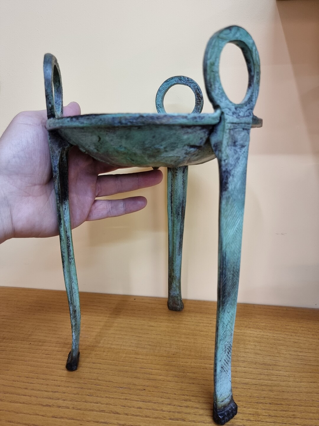 Trépied élégant souvenir grec, trépied sacrificiel en bronze grec fait ...