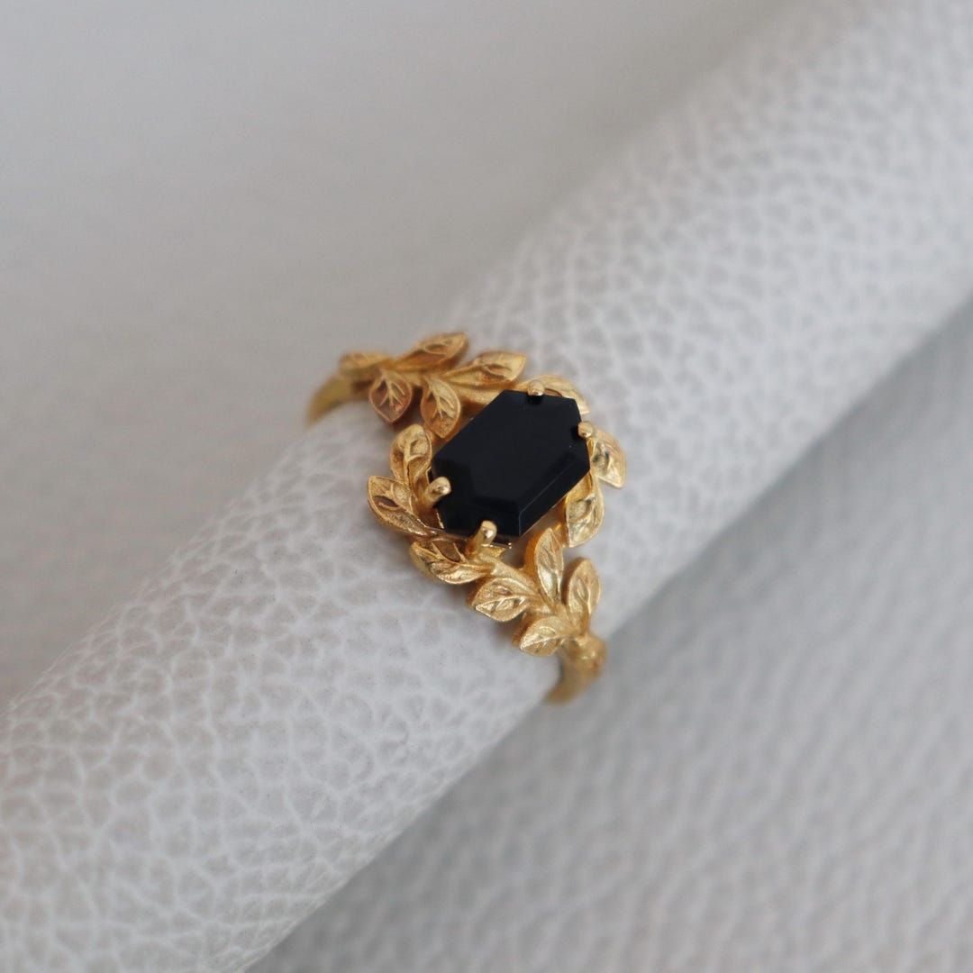Nature-inspired 18K Yellow Gold Leaf Ring With Natural Black Onyx ...