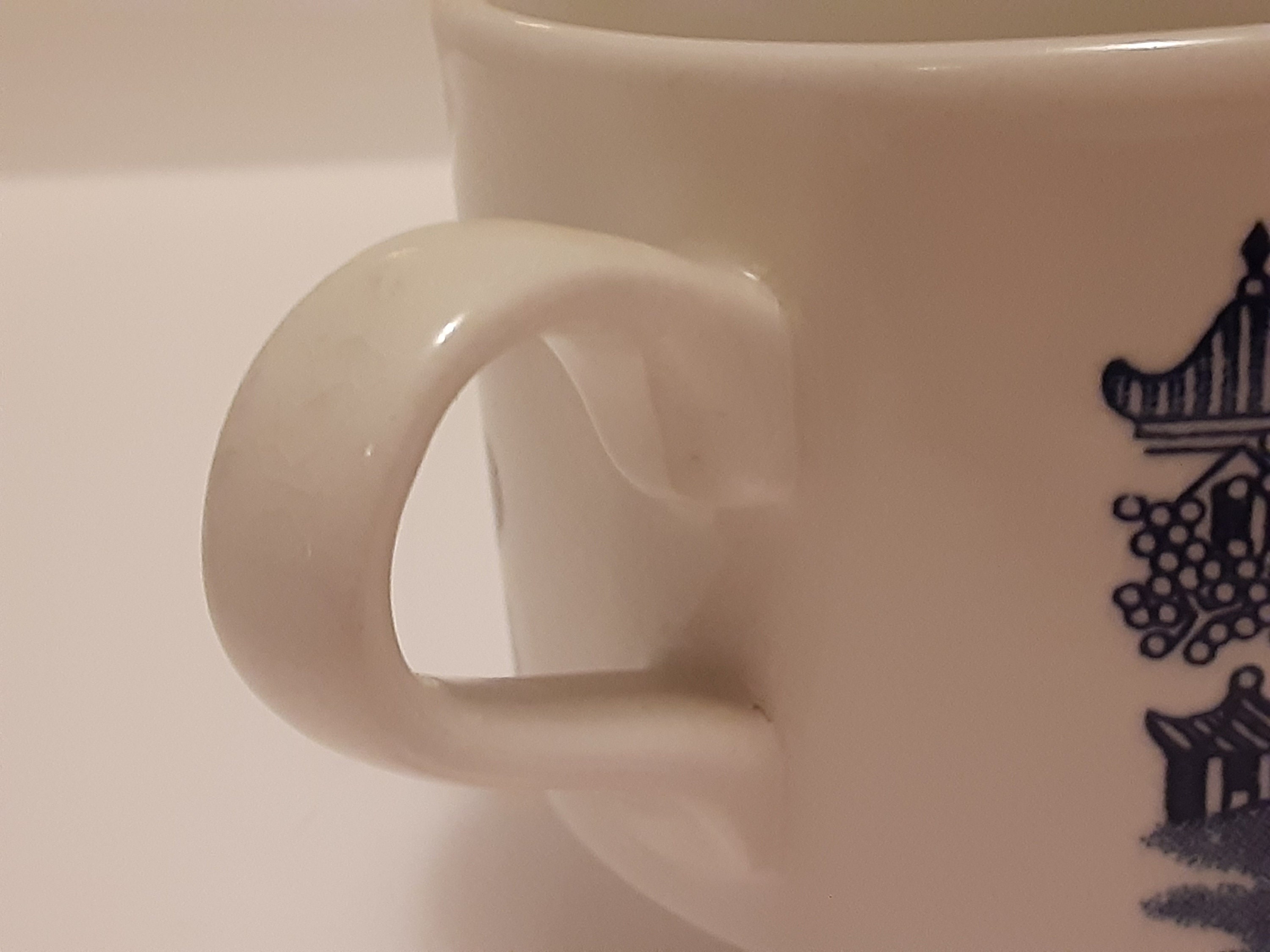 Vintage Churchill Blue Willow Pattern Tea Cups and Saucers X4 Fine ...