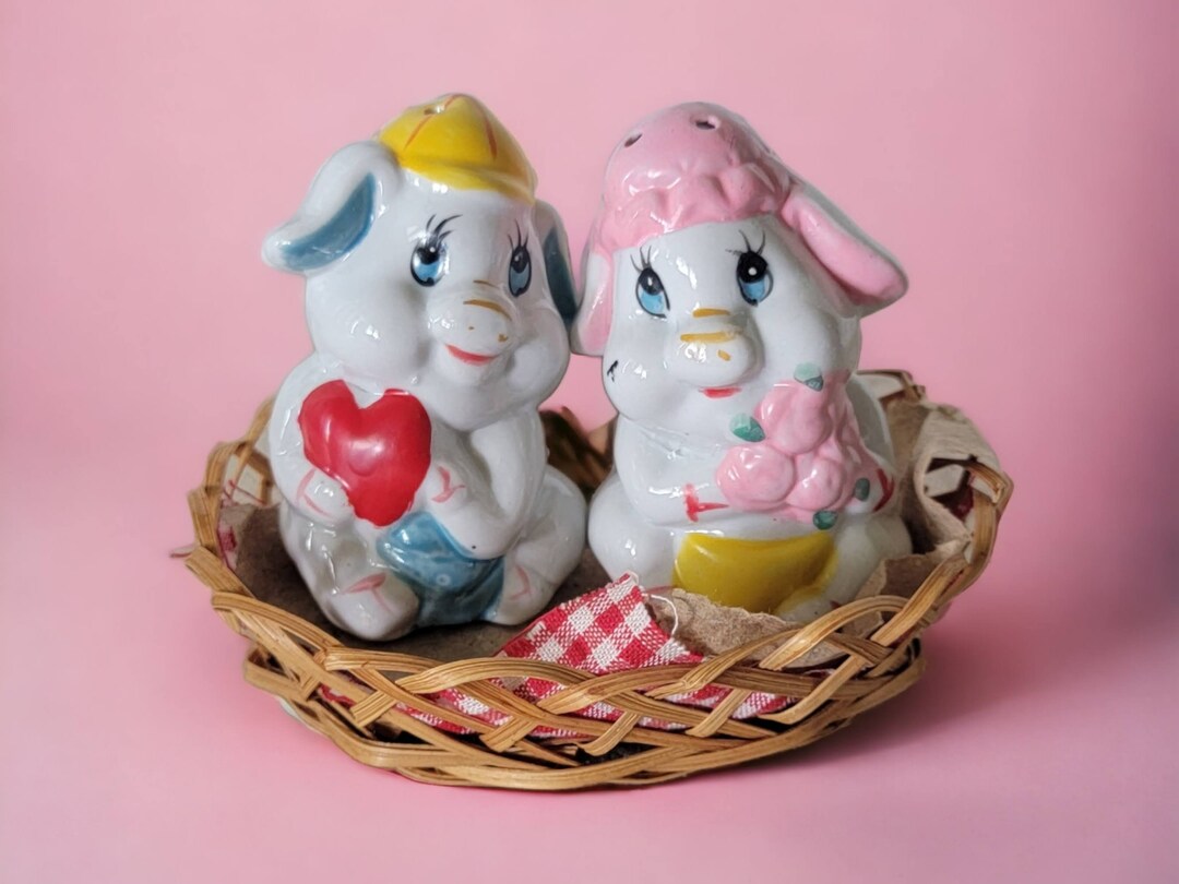 Vintage Pig Salt and Pepper Set Pigs Nested in a Picnic Basket - Etsy