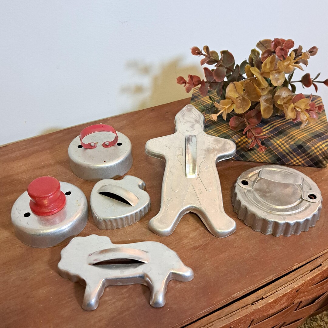 6 Cookie Cutters With Handles, Red Handle Cookie Cutters. Gingerbread ...