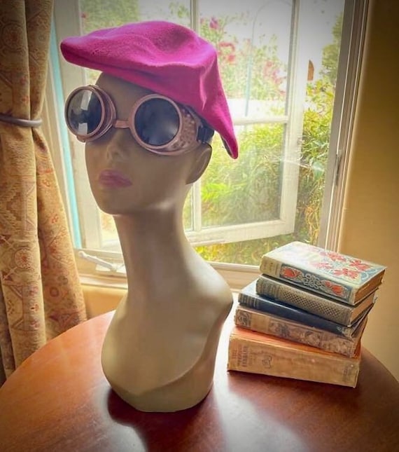 raspberry beret mask - Gem