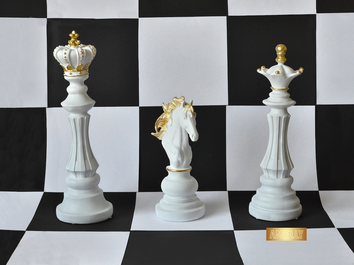 Weiße Schachfiguren Statuen, große Figuren, Schach Ritter, Königin ...