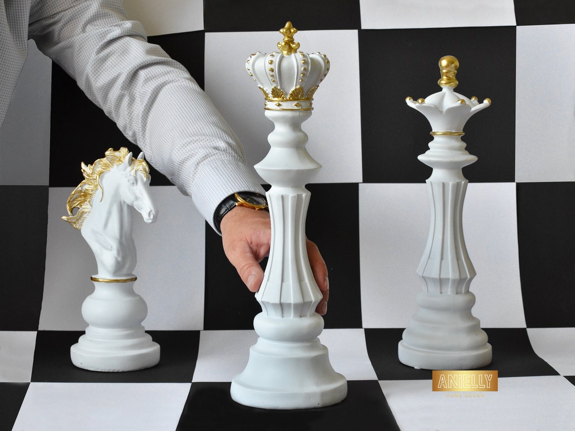 Weiße Schachfiguren Statuen, große Figuren, Schach Ritter, Königin ...