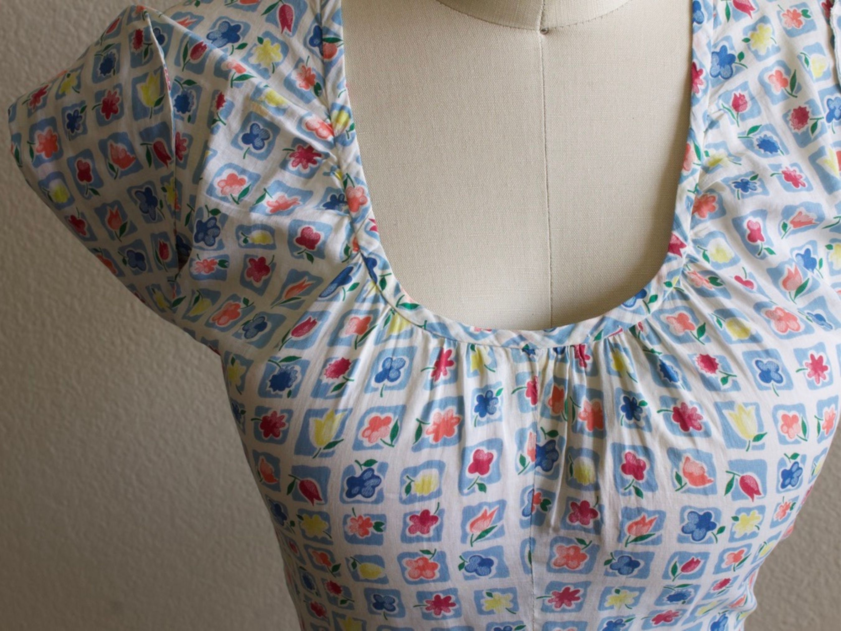 Dainty Floral Print Dress 1940 Scoop Neck Day Dress Vintage 40s Cotton ...