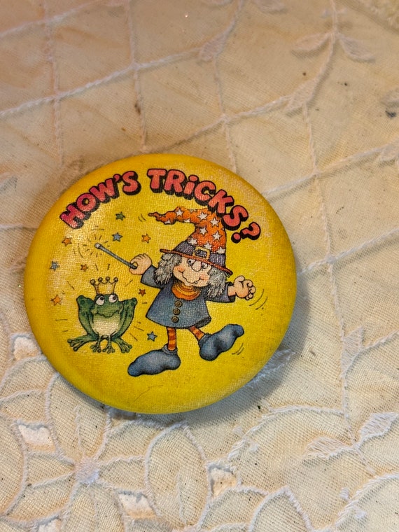 Vintage 2-1/4" How's Tricks Witch & Frog Hallmark Car… - Gem