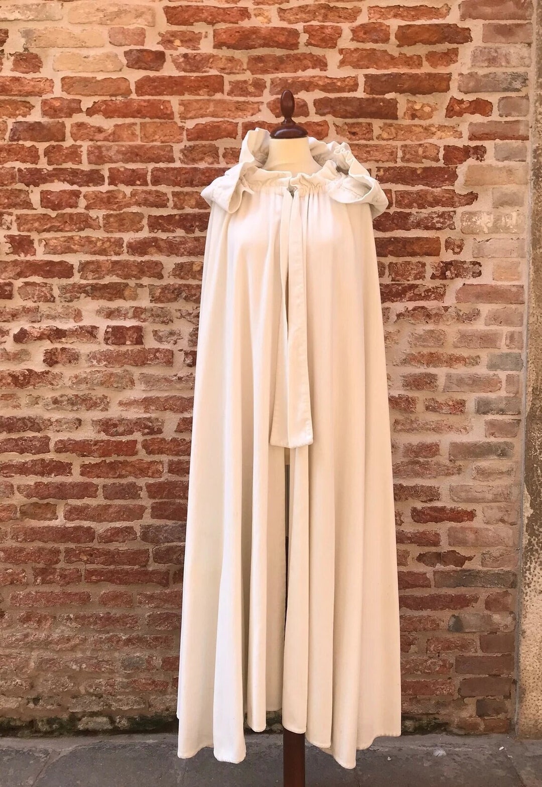 White Velvet Cloak,historical Venetian Hat - Etsy