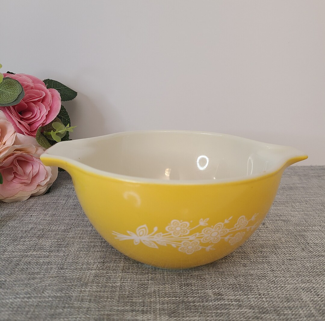 Vintage Pyrex 441 Yellow Mixing Bowl Butterfly Daisy 750 Ml Corningware ...