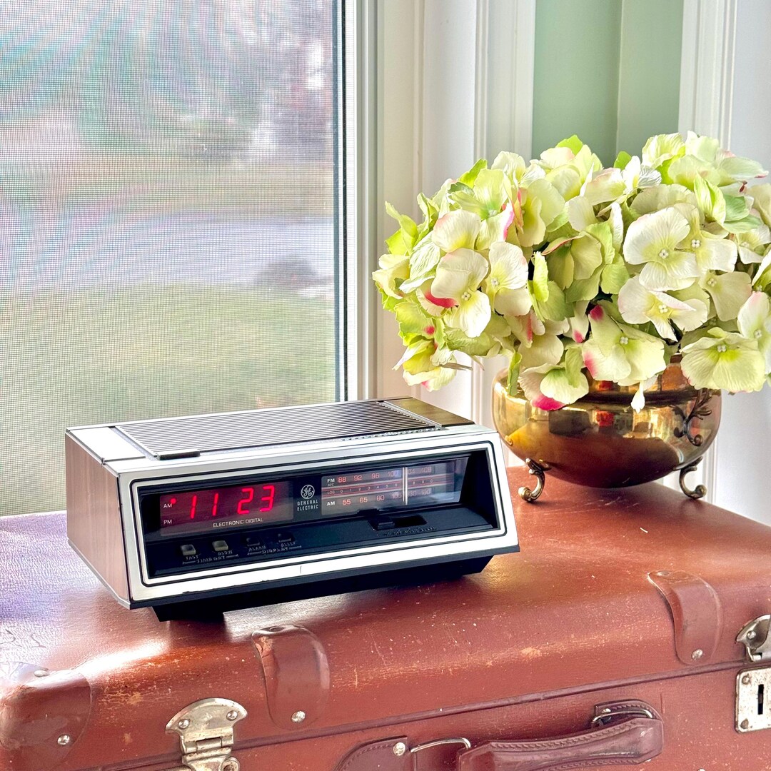 Vintage General Electric GE AM/FM Digital Alarm Clock Radio 7-4650 ...