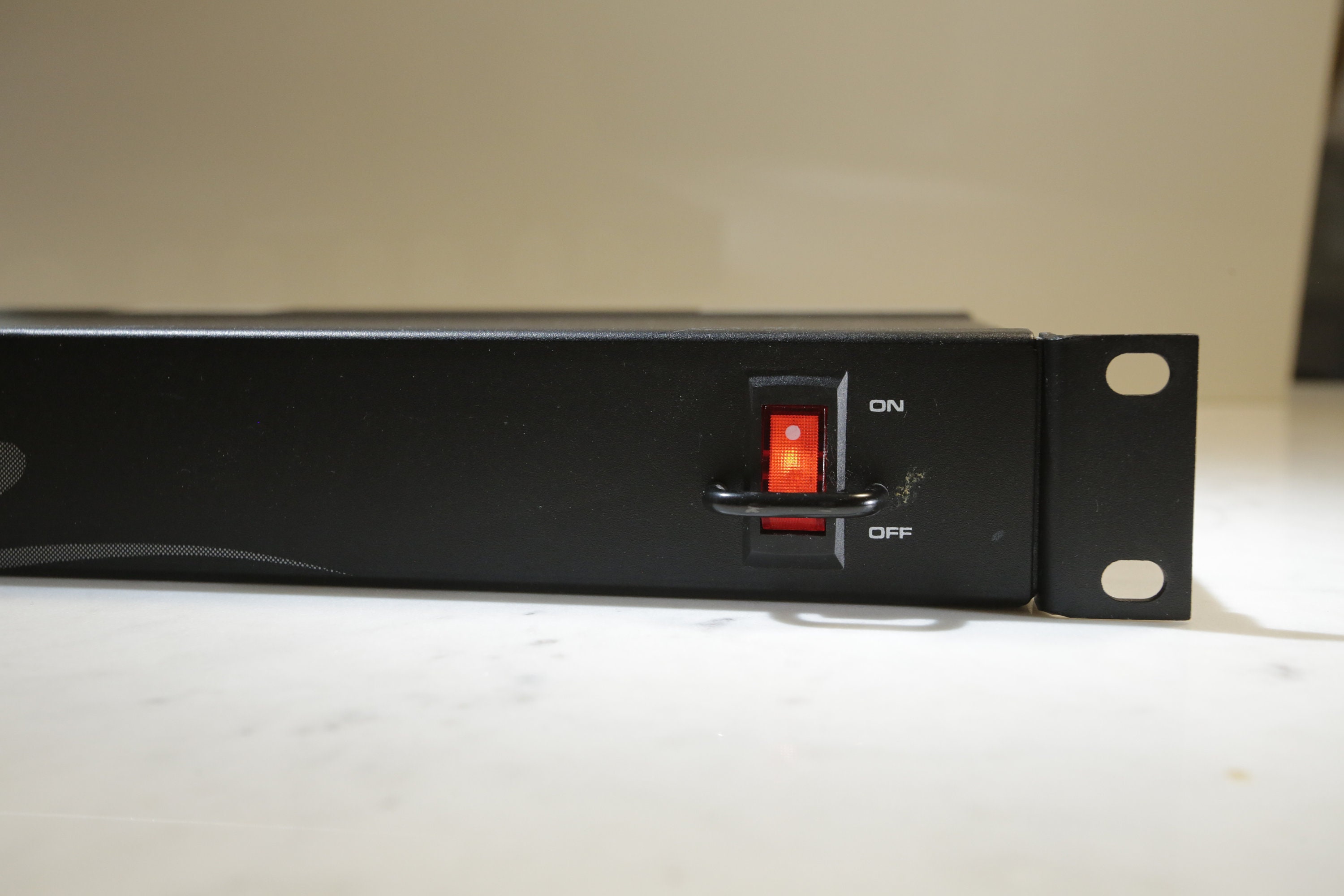 Rackmount Power Center PD-915R 120 Vac, 60hz, 15A Max, 8 Input Plugs ...