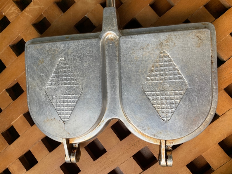 70s Waffle Pan Maker Vintage Tostadora doble Aluminio Mango de madera ...