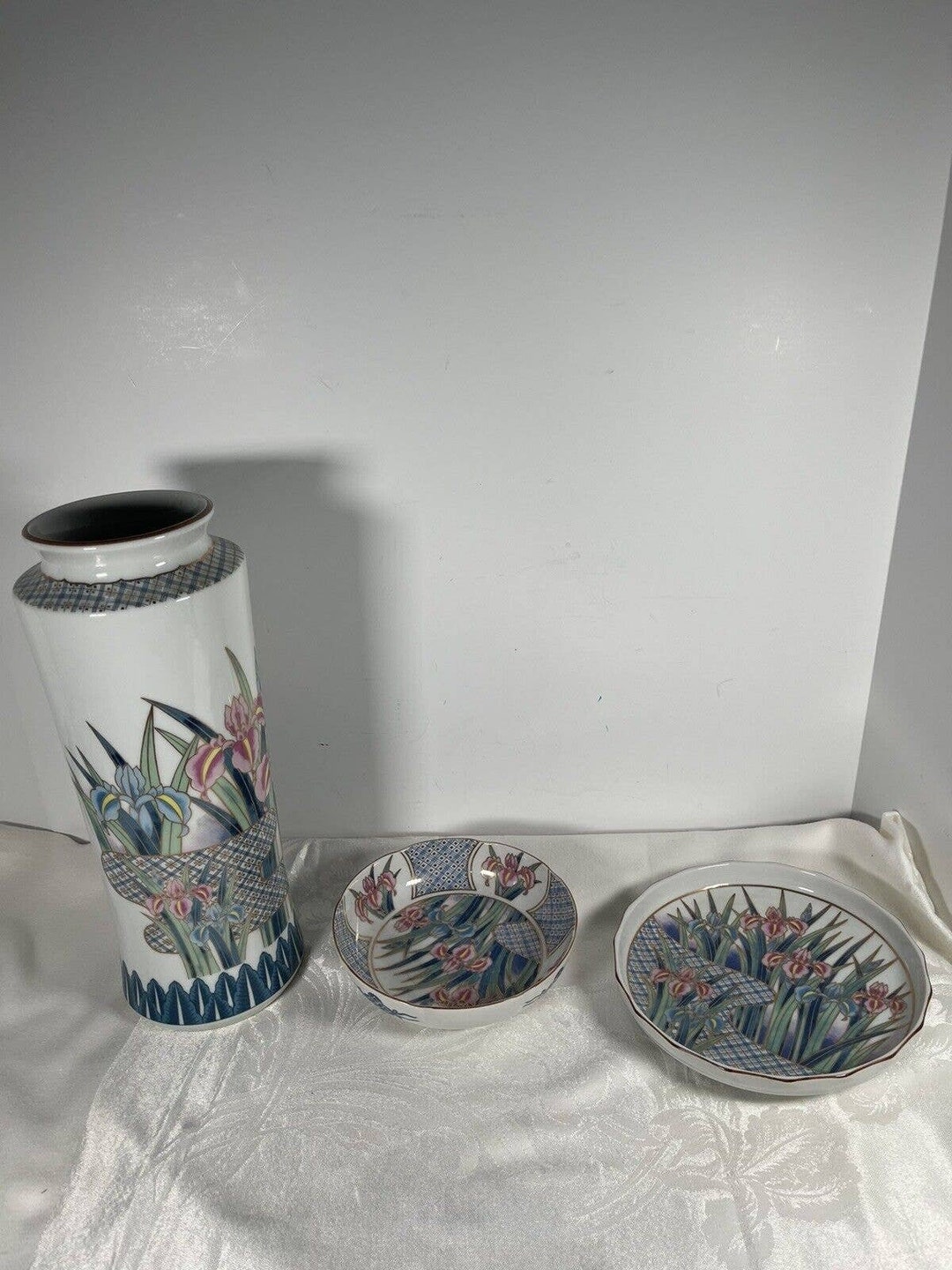 TOYO JAPAN Oriental Vase Vintage Toyo Pastel Iris With Flowers Matching ...