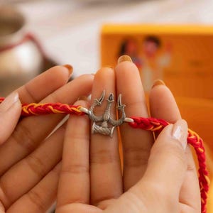 Rakva 92.5 Sterling Silver Rakhi for Brother Trishul Bracelet 2 in 1 ...