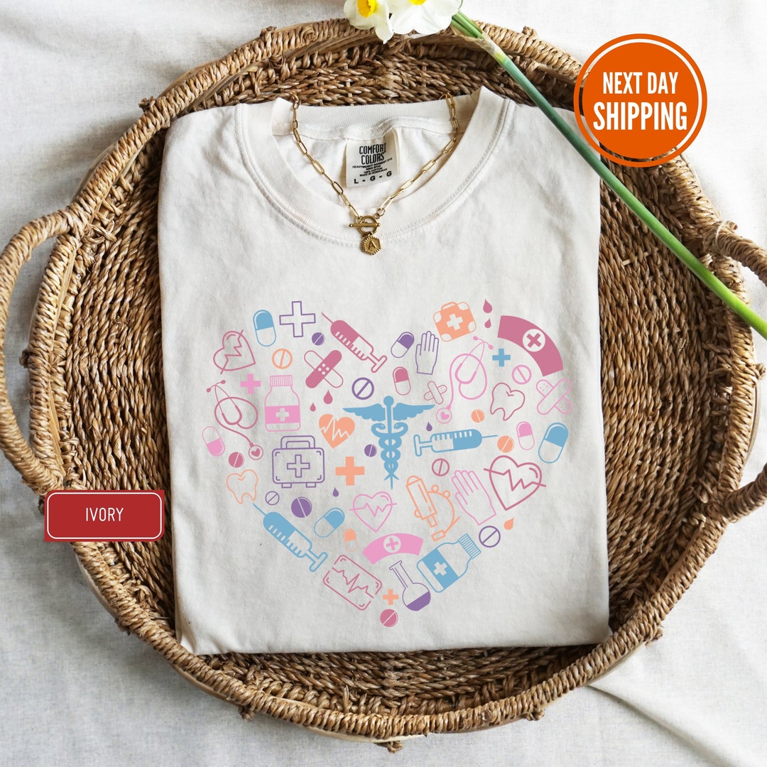 Medical Themed Heart Design T-shirt, Cute Medical Icon Pattern Tee ...