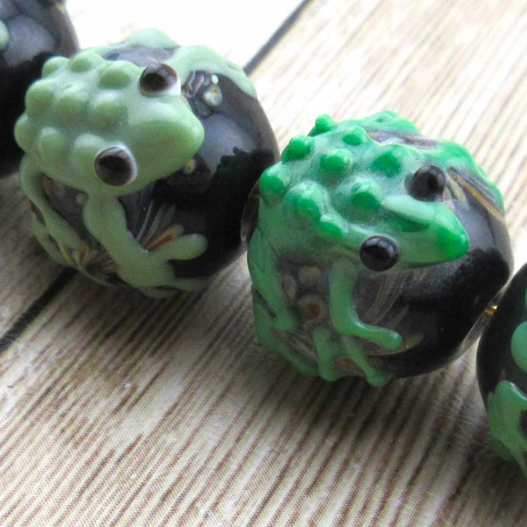Frog Glass Lampwork Beads, Green Frogs, Round Black Wavy Swirl Design ...