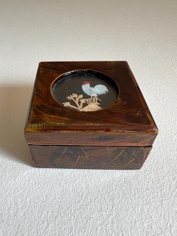 1980s miniature lacquered shadow box with chicken cam… - Gem