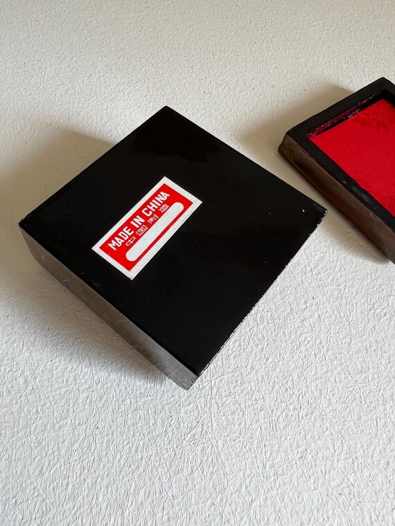 1980s miniature lacquered shadow box with chicken cam… - Gem
