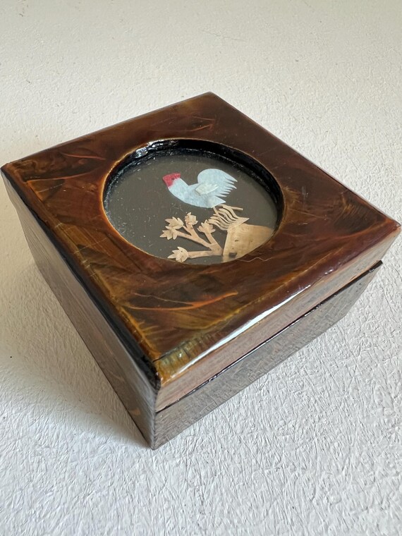 1980s miniature lacquered shadow box with chicken cam… - Gem