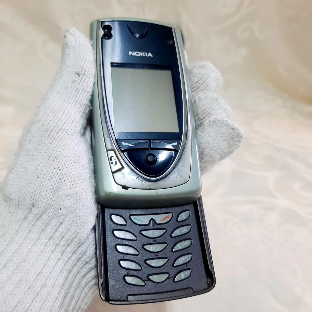 Telefoon voor restauratie. Telefoons voor onderdelen. Nokia-telefoon ...