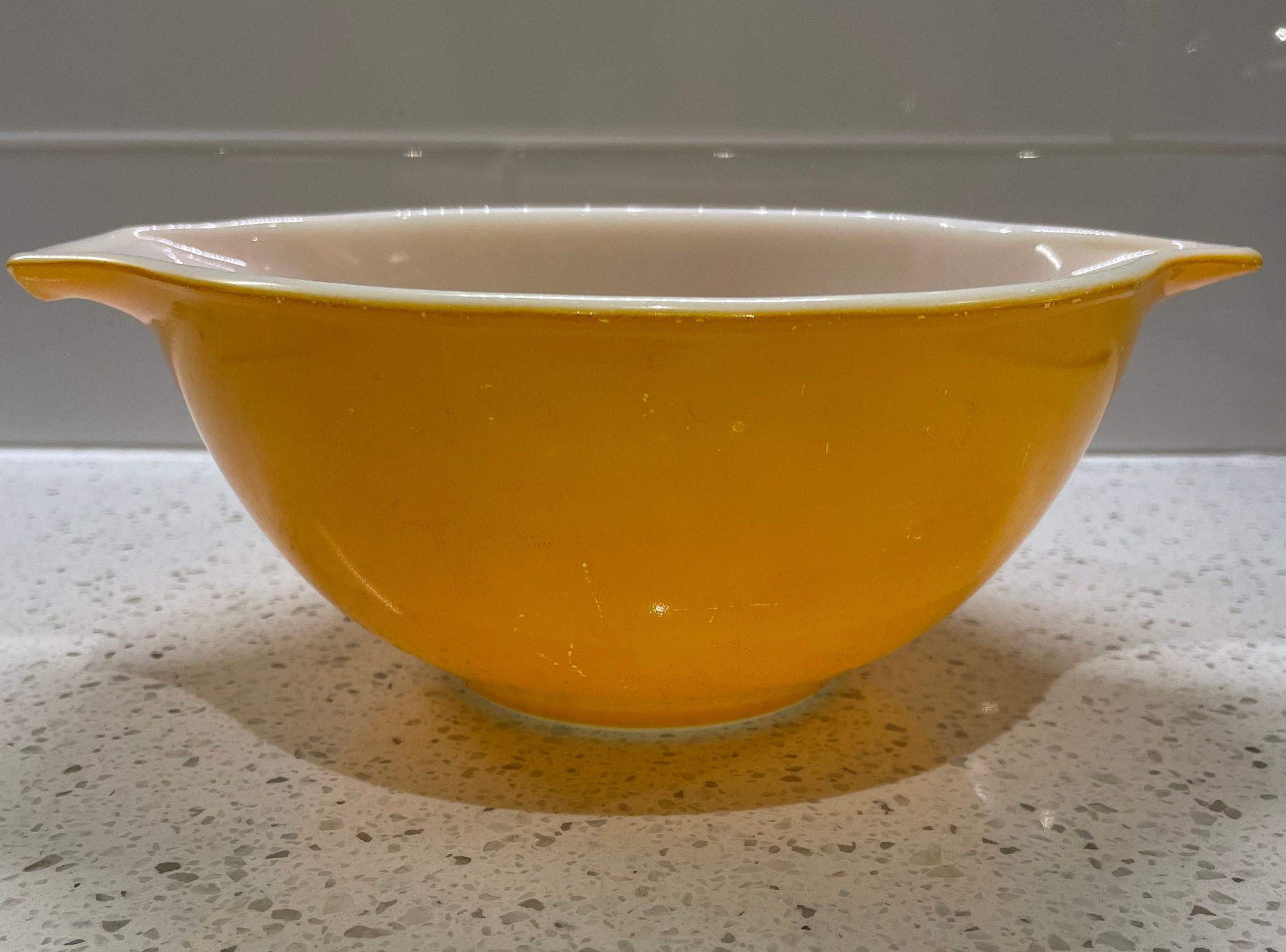 PYREX Large 444 4 Qt. Firehouse Red and a Smaller 442 1 1/2 Qt. Yellow ...